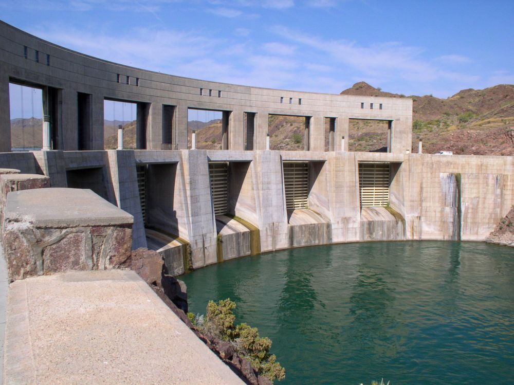 Small Elegant Dam – Lighted Spaces and Landscapes